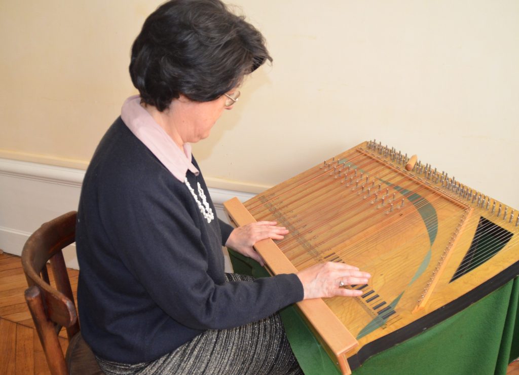 Maguy et la cithare | Maguy Cithare